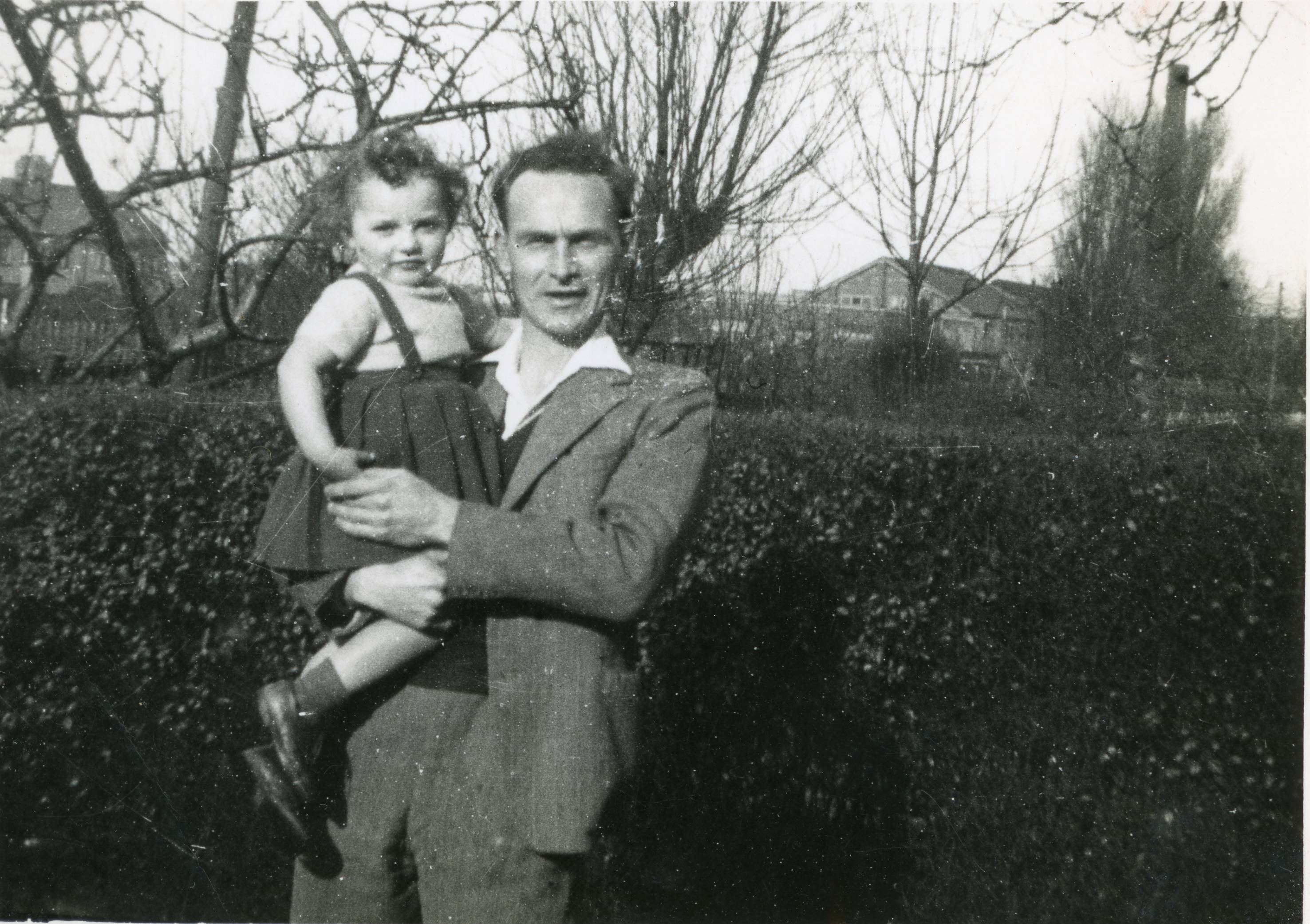 Barbara & her father Frank Davies – Wollongong City Libraries Illawarra ...