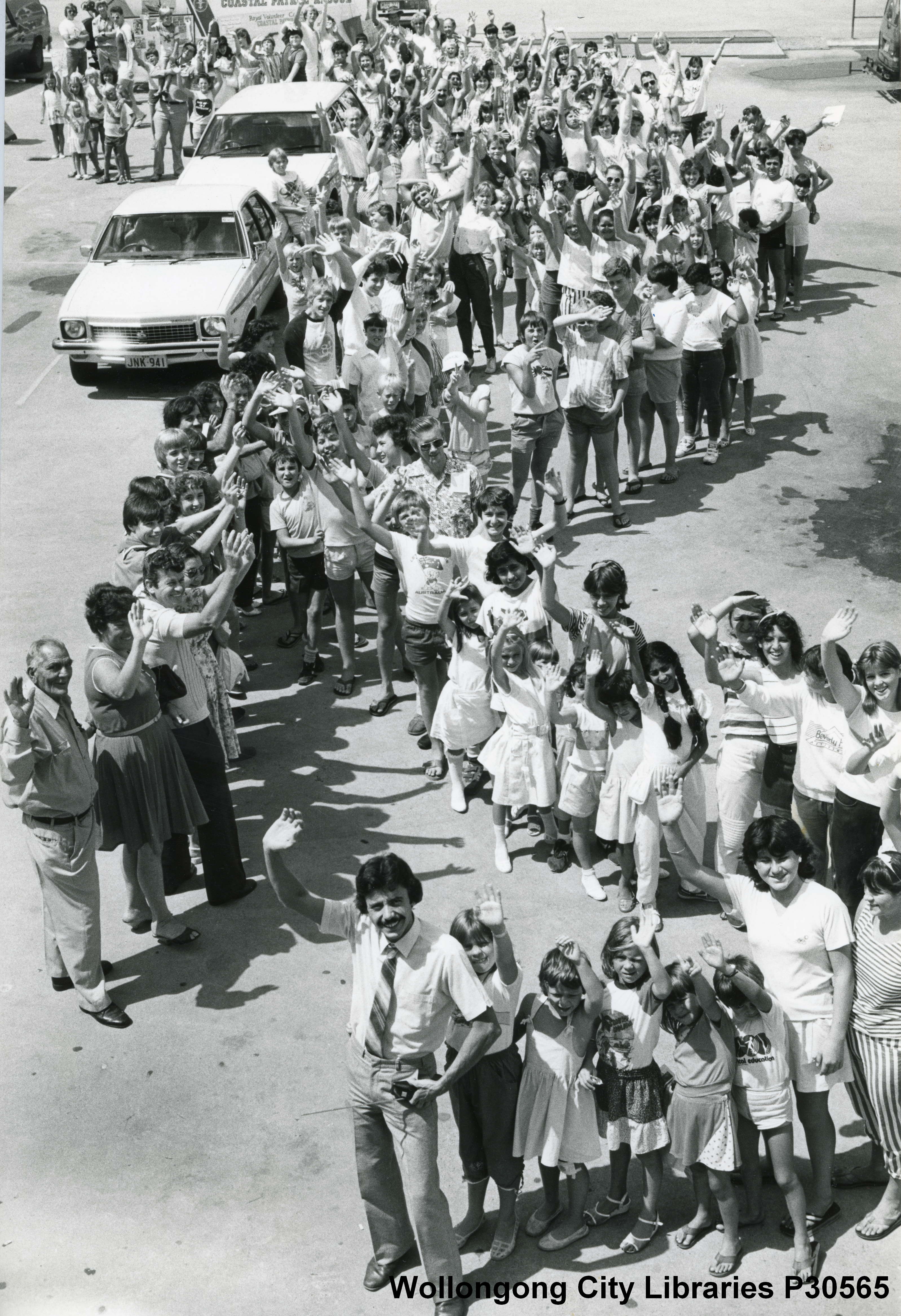 P30565 – 198 people join forces in the car park of Westfield Figtree to ...