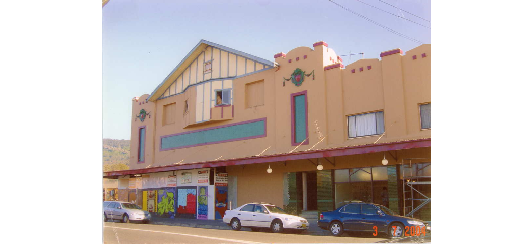 P26729 Anita’s Theatre Thirroul with shops below 2004 – Wollongong City ...